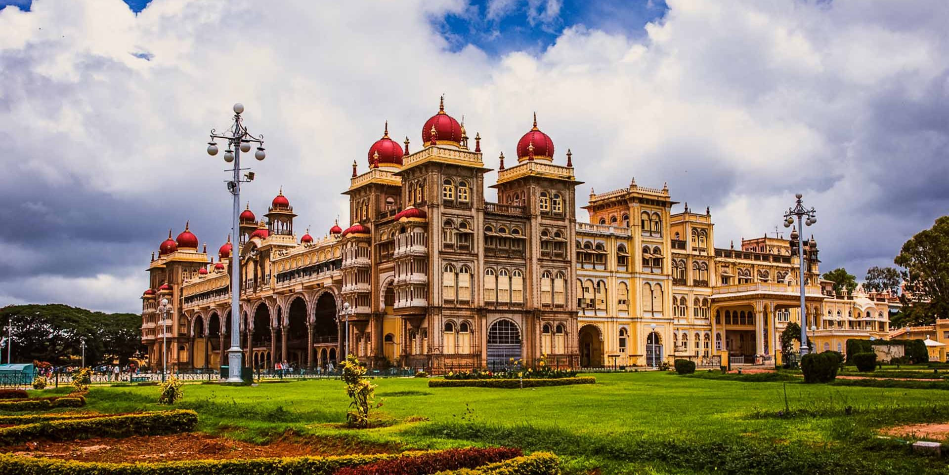 Explore the Top 10 Historical Landmarks in India | Relax Getaways